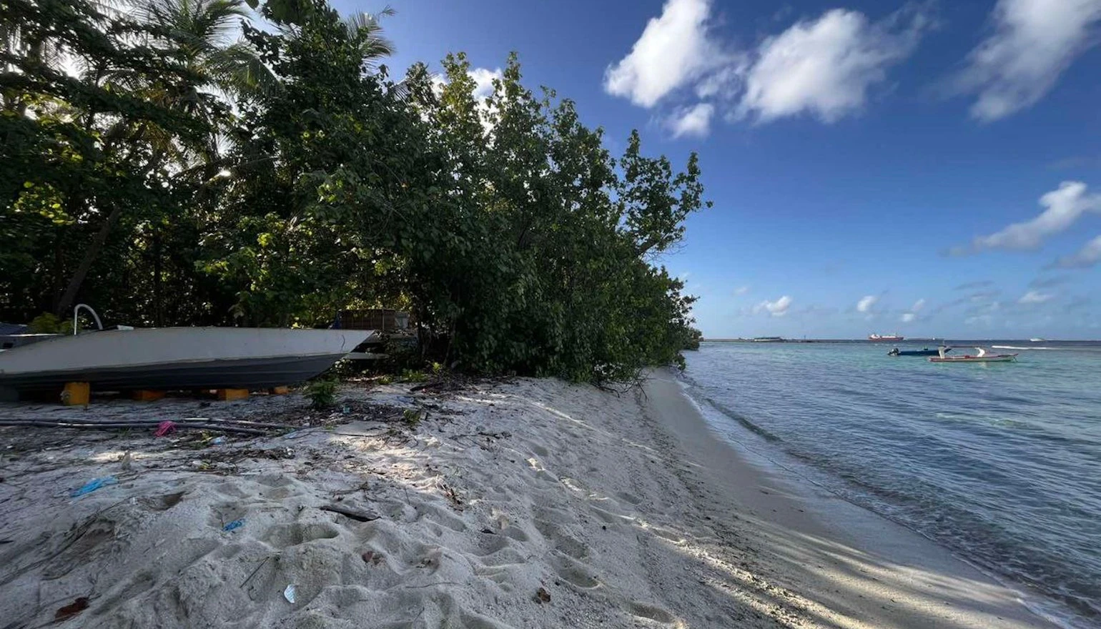 Concern over continued fibreglass work on Vilimale east beach | Atoll Times