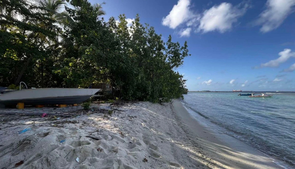 Concern over continued fibreglass work on Vilimale east beach | Atoll Times