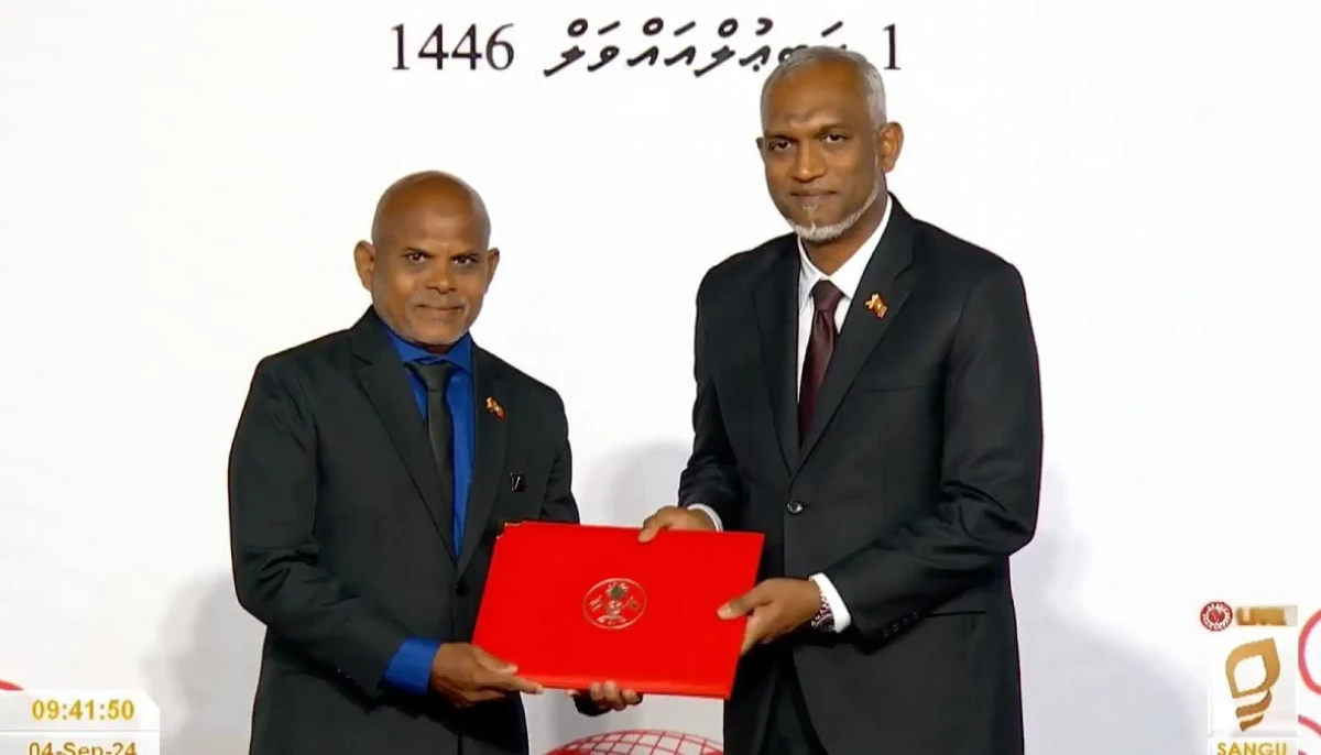 Dhauru editor Moosa Latheef honoured with national service award ...
